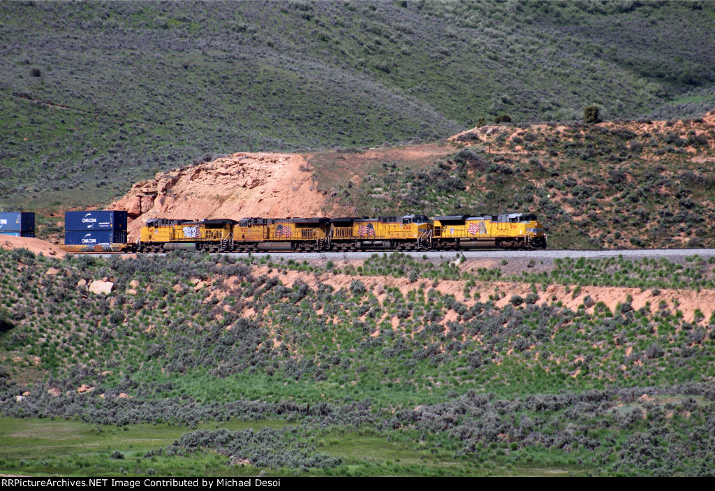 UP 8861, 6365, 7923, 7146 (SD70ACE, AC4400CW, ES44AC, AC4400CW or whatever UP calls them) lead ...